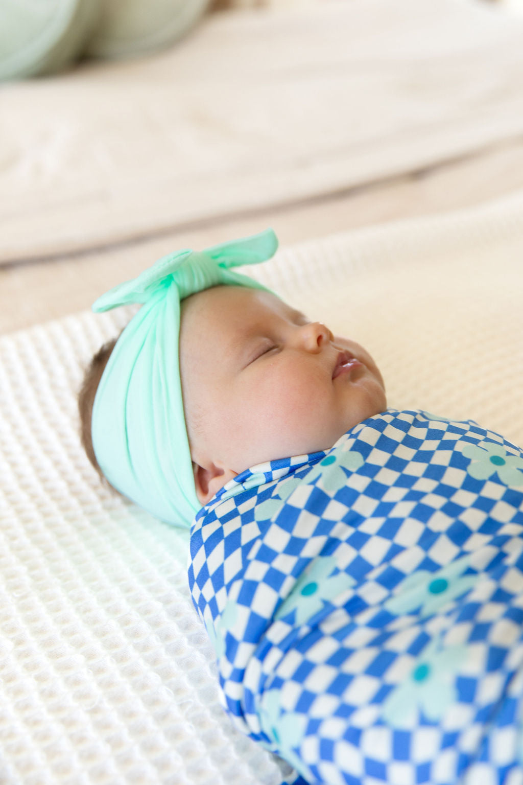 ROYAL BLUE WAVY CHECKER DAISY | SWADDLE – COZYS